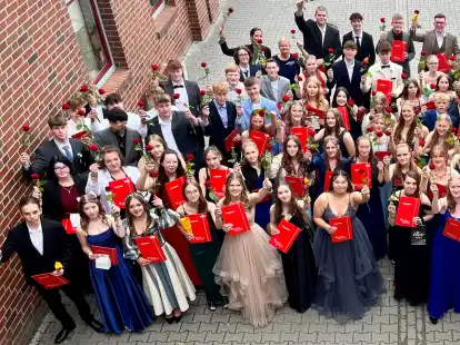 Abschlussfeiern in Emden: Schüler nehmen ihre Zeugnisse entgegen