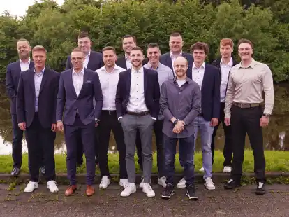 Abschlussfeiern in Emden: Schüler nehmen ihre Zeugnisse entgegen