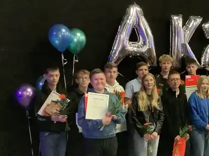 Abschlussfeiern in Emden: Schüler nehmen ihre Zeugnisse entgegen