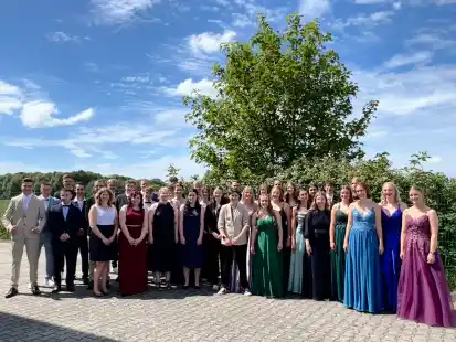 Abschlussfeiern in Emden: Schüler nehmen ihre Zeugnisse entgegen