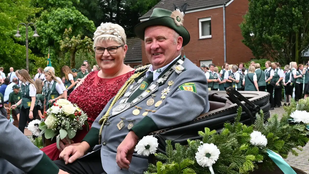 Schützenfest in Altenoythe: König Willi und Königin Andrea feiern ...
