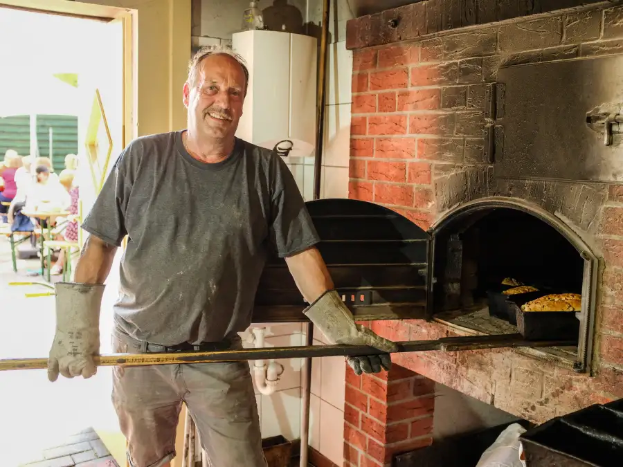 Backhaus in Beningafehn wieder auf: Beim Backen versammelt sich das ...