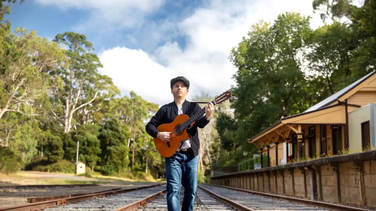 Australischer Singer-Songwriter Simon Hudson bringt Weltmusik nach ...