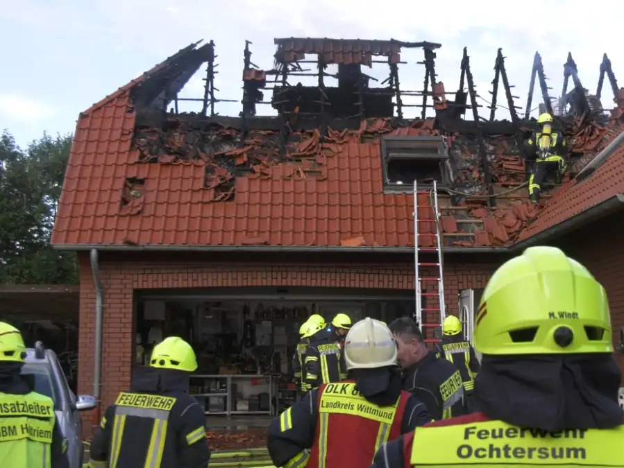 Feuer im Kreis Wittmund: Dachstuhl ausgebrannt – Hoher Schaden im sechsstelligen Bereich