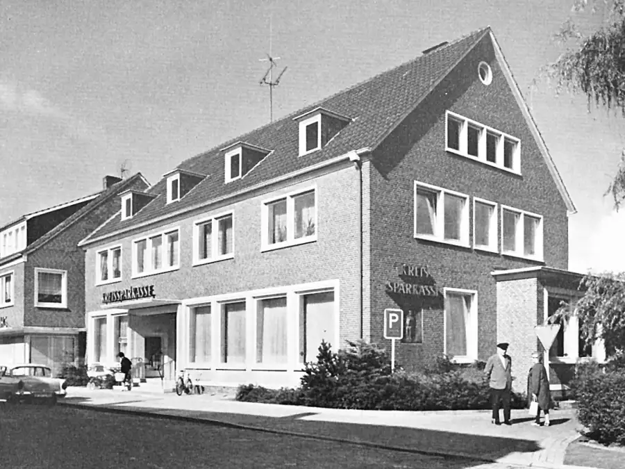 Sparkasse Esens: Die ersten Geldgeschäfte wickelte Bürgermeister Peter Paulsen auf dem ...