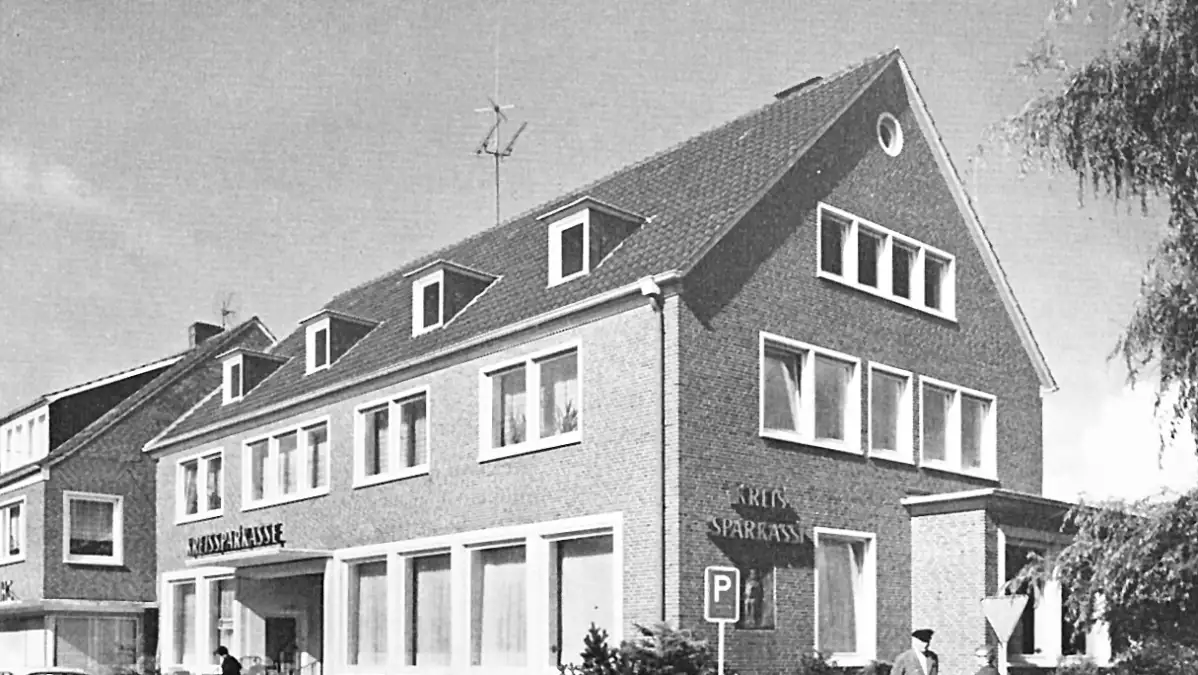Sparkasse Esens: Die ersten Geldgeschäfte wickelte Bürgermeister Peter ...