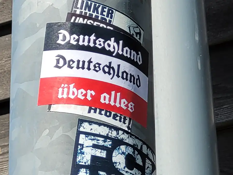 Sticker mit Symbolen des Rechtsextremismus finden sich vor Schulen in ...