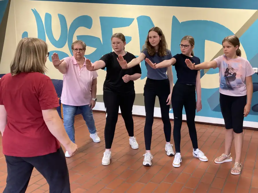 Wendo-Kurs in Rodenkirchen: Mädchen lernen Selbstverteidigung bei ...