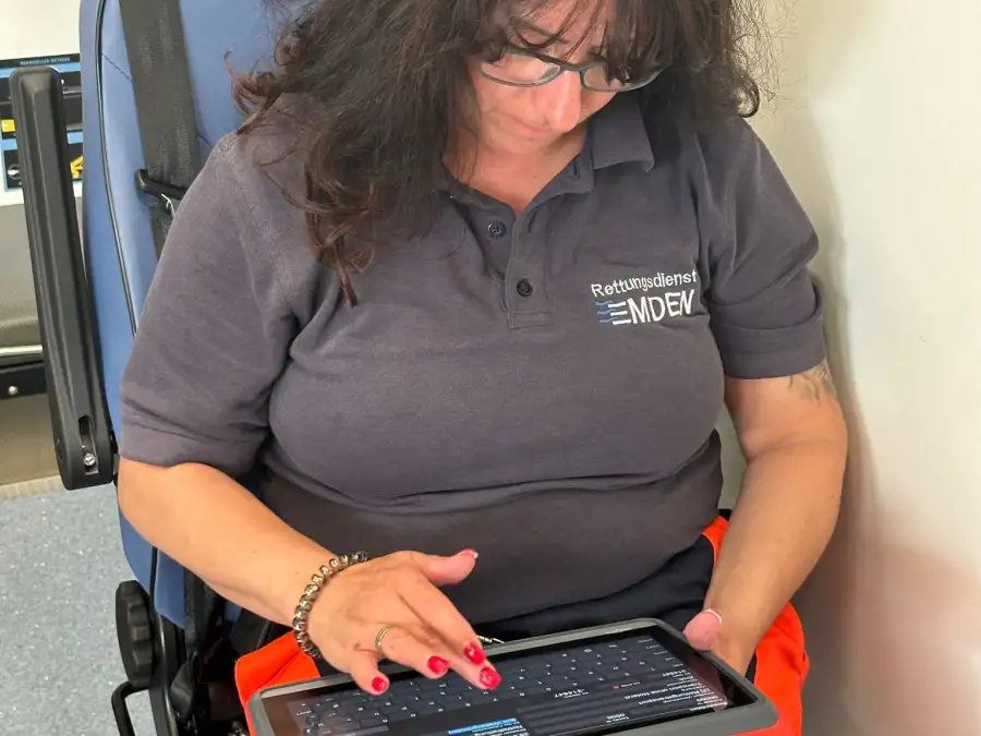 Digitale Aufrüstung in Emden: Rettungswagen senden Patientendaten ...