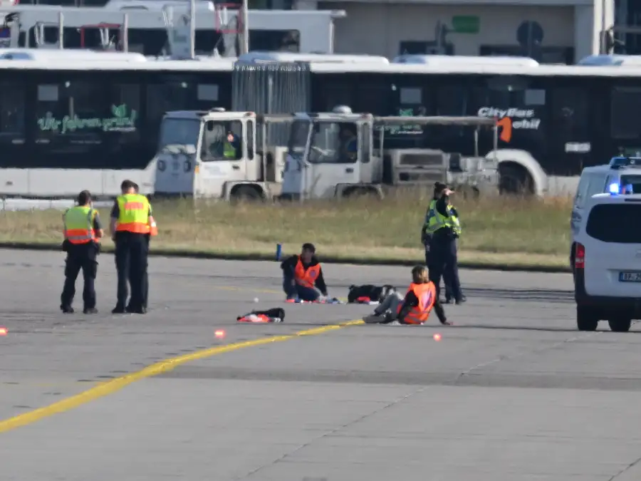 Letzte Generation: Demonstranten kleben sich fest – Frankfurter Flughafen blockiert