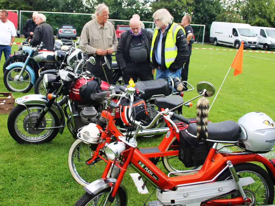 Oldtimertreffen in Klein Scharrel: Begeisterung für Klassiker und junge ...