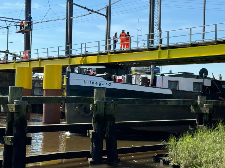Schiffsunfall in Elsfleth: Oberleitung von Eisenbahnbrücke wird abgebaut