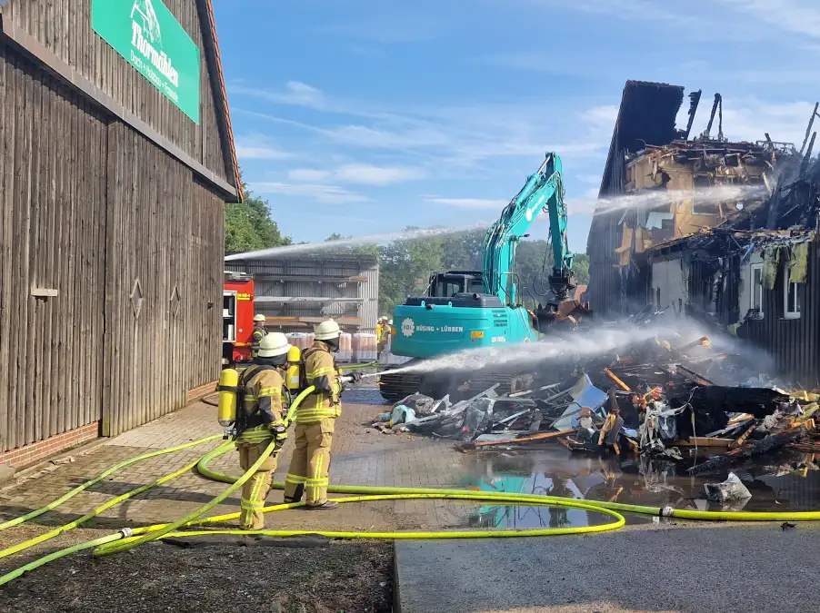 Feuer in Elsfleth: Vollbrand in Zimmerei – Großeinsatz der Feuerwehr in ...