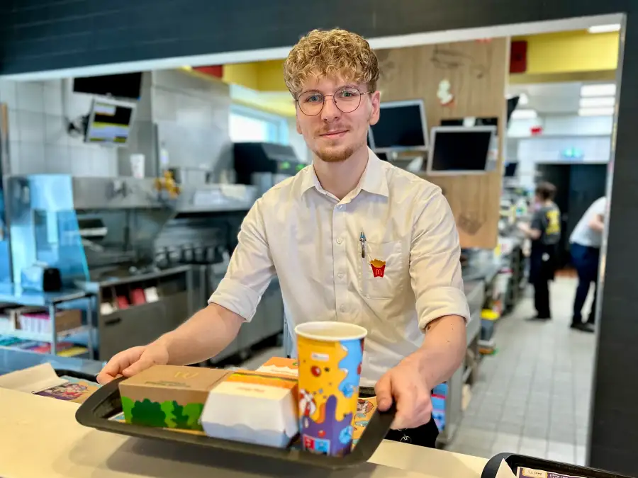 Ausbildung in Jever: Dominik Niewelt schließt Lehre bei McDonald’s als ...