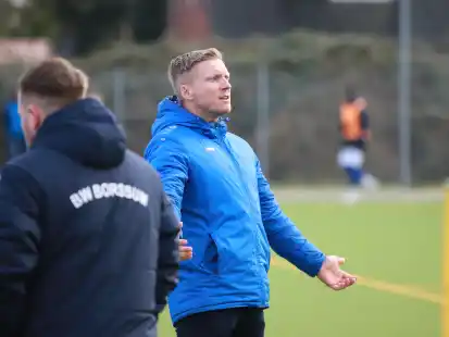 Fußball-Bezirksliga: Schiedsrichter bringt Borssums Trainer Boekhoff ...