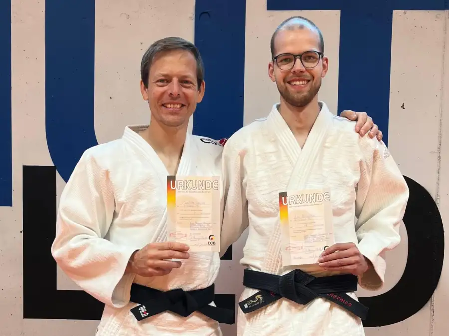 Judo in Schortens: Zwei Heidmühler bestehen Schwarzgurt-Prüfungen