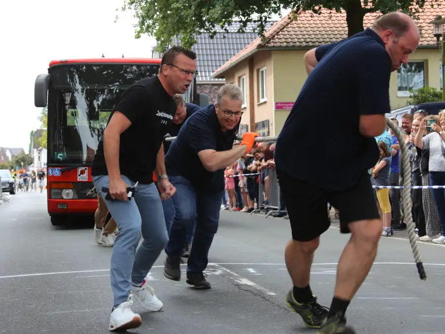 Buspulling in Bad Zwischenahn: Feuerwehr verteidigt Titel auf der 47 ...