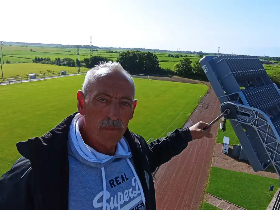 Sport im Wangerland: Neue Flutlichtanlage auf Sportplatz Hohenkirchen