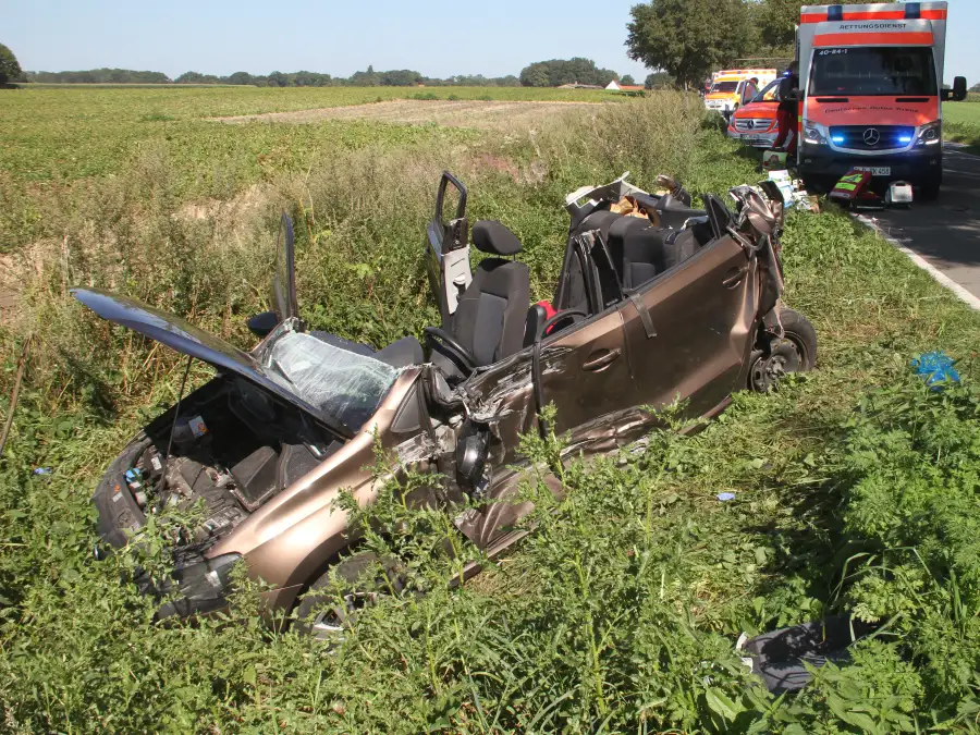 Unfall auf der Lüscher Straße in Elsten: Feuerwehr befreit 30-jährige Autofahrerin aus ...