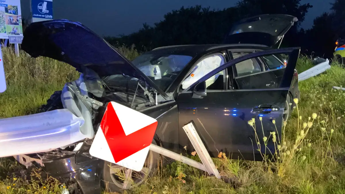 Unfall Emden: Auto prallt in Leitplanken – Notrufsystem alarmiert Feuerwehr