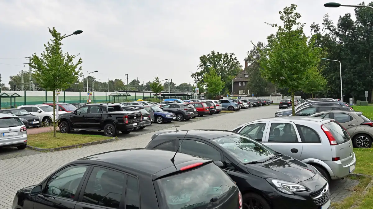 Parkplatz am Bahnhof Sande: Gemeinde bleibt auf Kosten für Pflege und ...