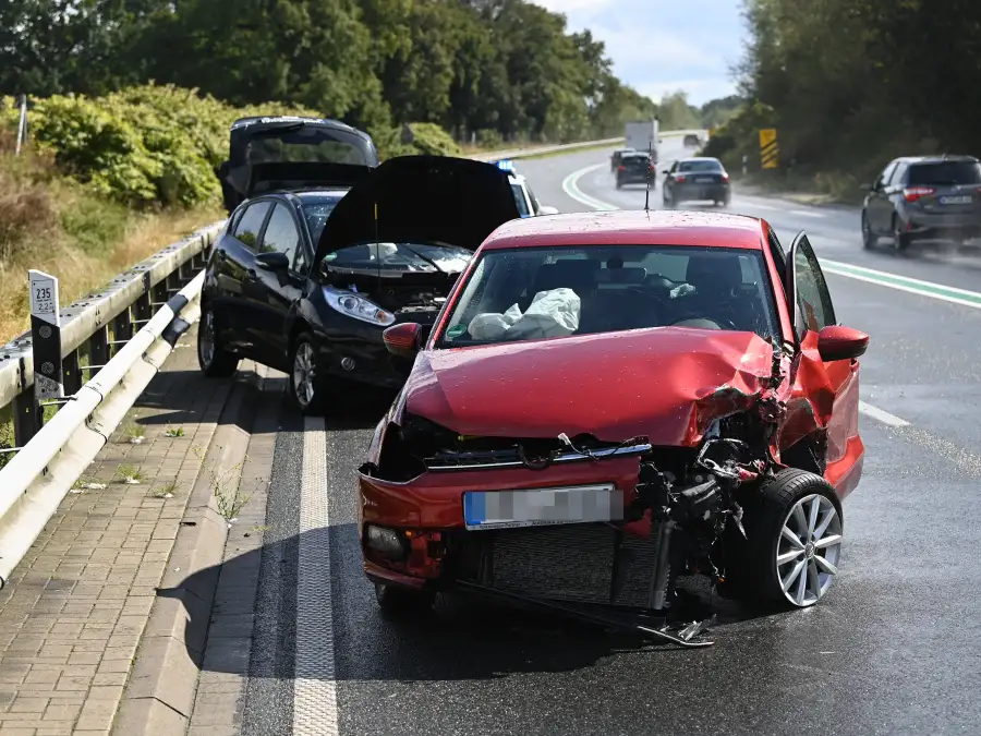 Unfall auf B210 zwischen Jever-Ost und Schortens – Hagelbedeckte Fahrbahn