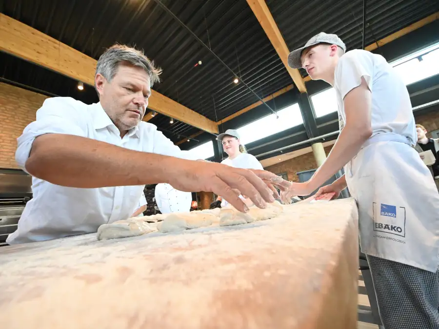 Robert Habeck im Nordwesten: Grüne Vizekanzler inszeniert sich als ...