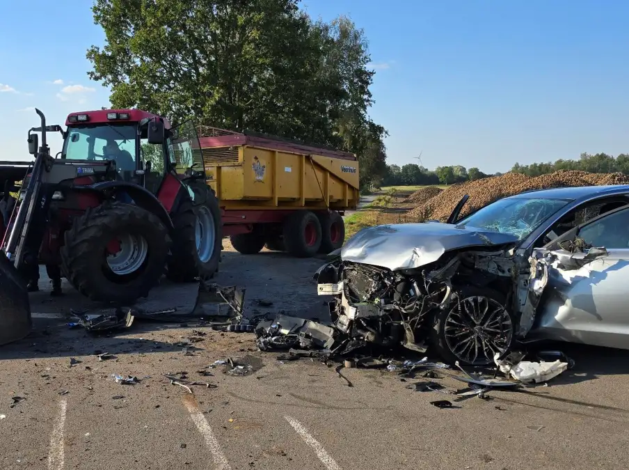 Unfall in Löningen: Drei Verletzte bei Zusammenstoß mit Traktor
