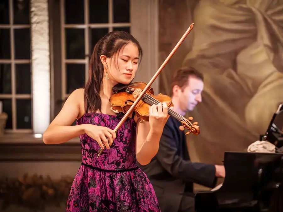 Klassik am Meer in Gödens: Xunyue Zhang aus China begeistert im Schloss