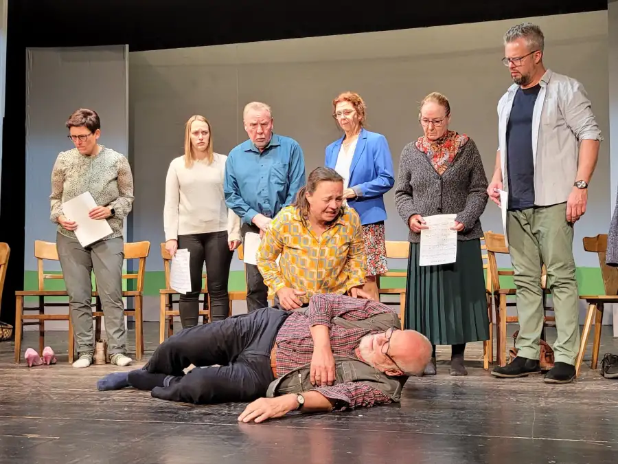 Plattdeutsches Theater in Neuenburg: „As in’n Heven“ feiert Premiere im Vereenshuus