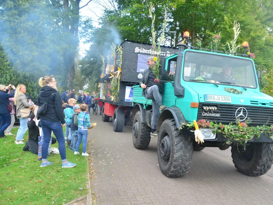 Ernteumzug in Altenesch: Bunte Tradition zieht viele Besucher an