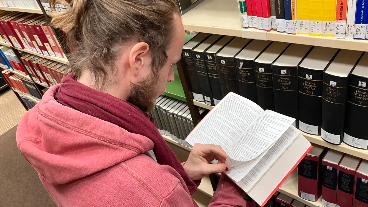 Klimaaktivist in Oldenburg: Simon Helmstedt nutzt Gerichtsprozesse als ...