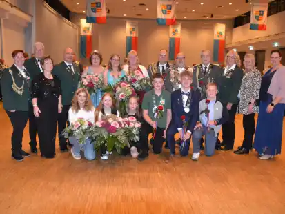 Bilder vom Bezirkskönigsball in Oldenburg: Schützenbund feiert mit 644 ...