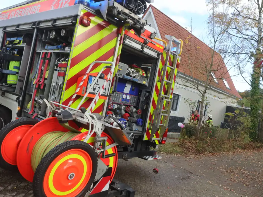 Schuppenbrand in Oldenburg: Anwohner löschen Feuer am Husbrok
