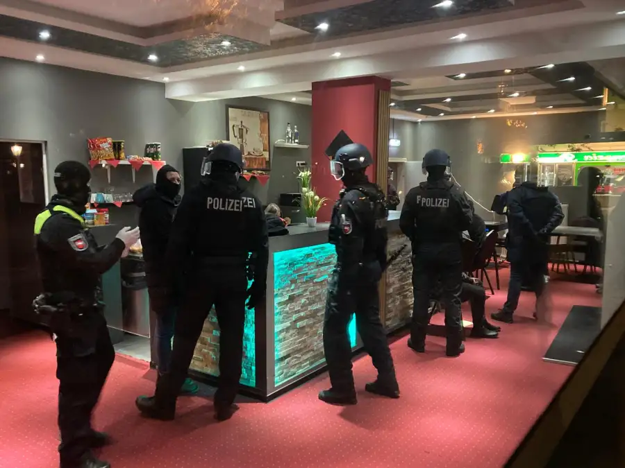 Polizei in Emden, Aurich, Wittmund, Leer und Friesland durchsucht Gebäude – Razzia gegen Clans