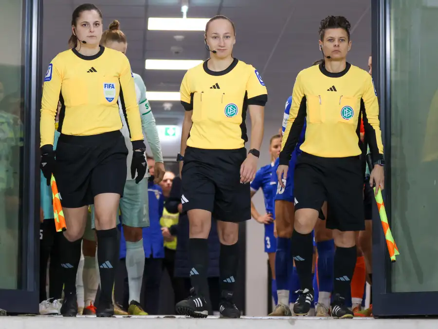 Lara Wolf in Jena: Schiedsrichterin meistert erstes Fußball ...