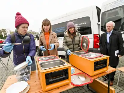 „Kältebus“ in Leer: Wie Ehrenamtliche mit warmem Essen und wärmenden Worten helfen