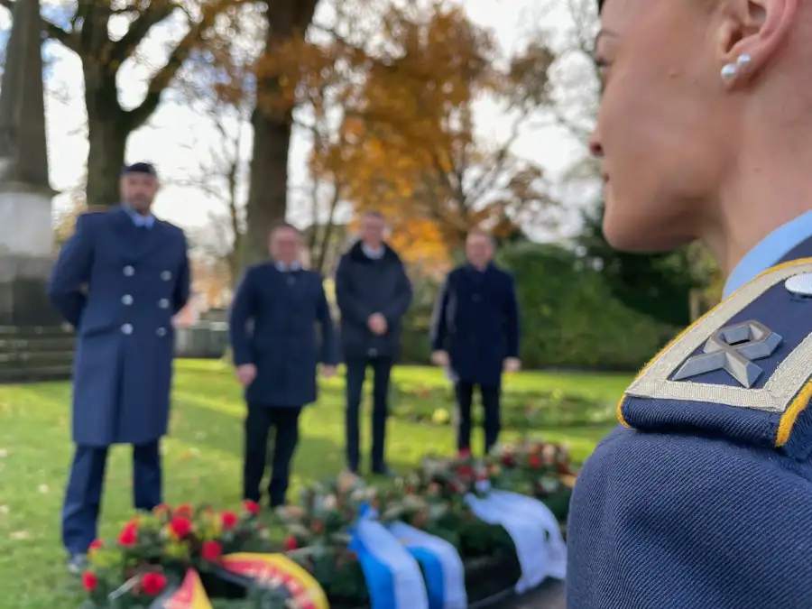 Volkstrauertag in Friesland: Gedenken an Kriegsopfer – Jugend setzt Zeichen in Jever