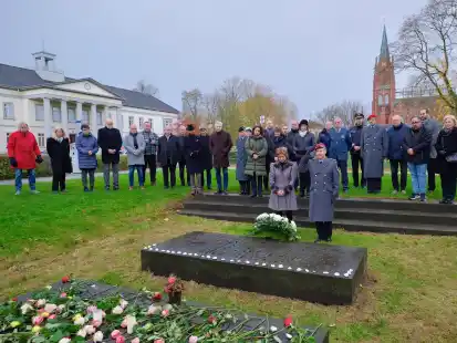 Volkstrauertag in Oldenburg: Gedenken an Kriegsopfer mit Kranzniederlegung und Schülerbeiträgen