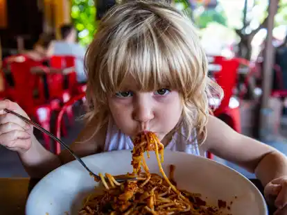 Kinder in Restaurants: Welches Verhalten angemessen ist und wo Eltern ...