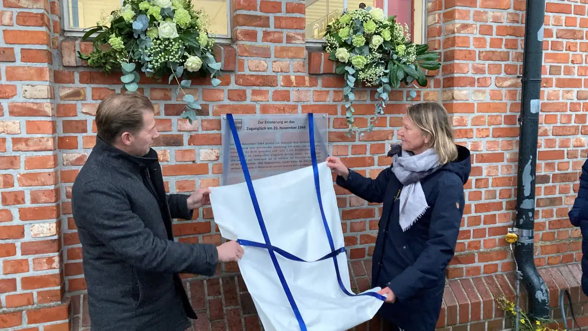 Zugunglück in Bad Zwischenahn: Gedenktafel erinnert an Tragödie von 1944