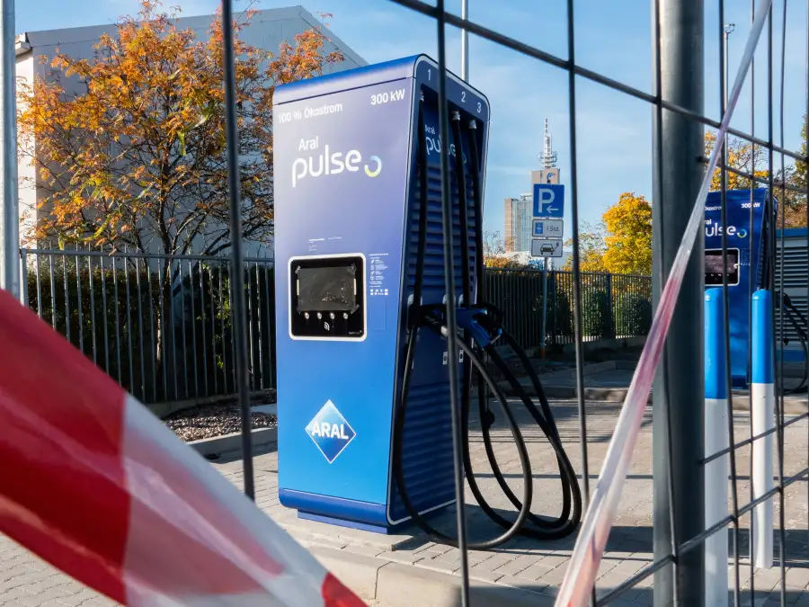 Ladesäulen an Tankstellen: Infrastruktur wird ausgebaut – Neuer ...