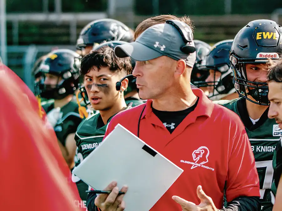 Gregory Crager: Knights-Trainer glaubt an Gott, offensiven Football und ... Gregory Crager: Knights-Trainer glaubt an Gott, offensiven Football und ...