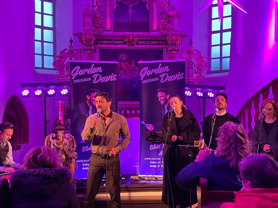 Elvis-Imitator Gordon Davis mit Band in St. Magnus Sande