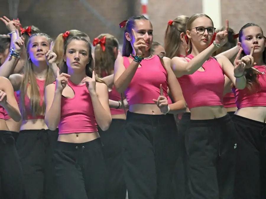 Videoclip-Dancing in Sande: Christmas-Show begeistert mit mehr als 200 ...