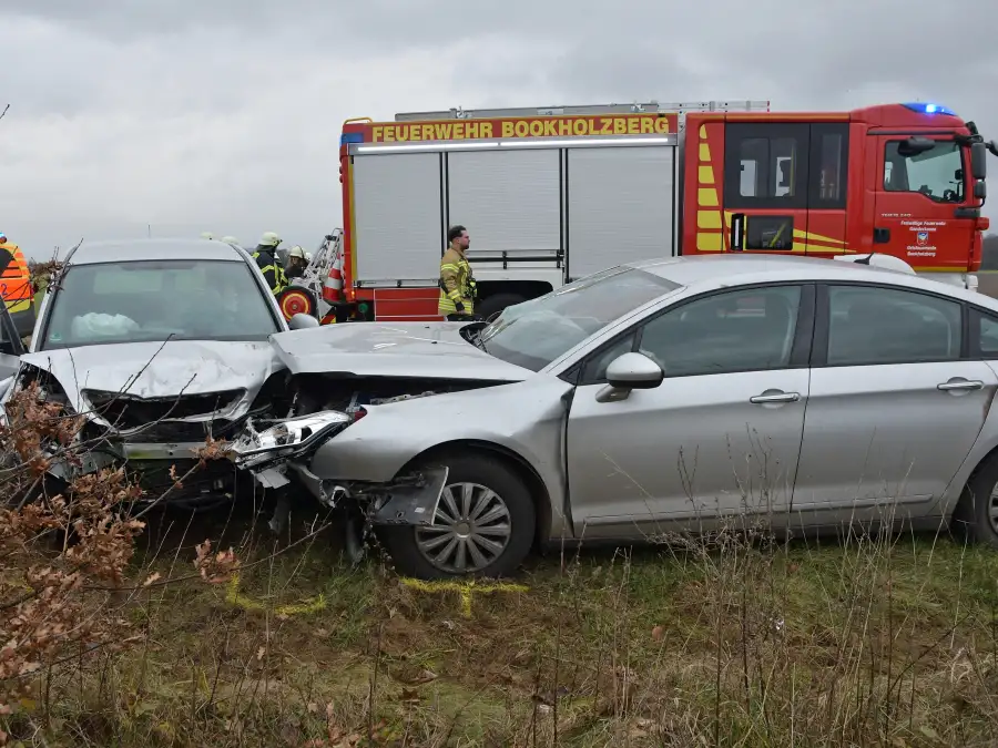 Unfall auf B212 in Bookholzberg: Eines der drei Unfallopfer schwebt in Lebensgefahr