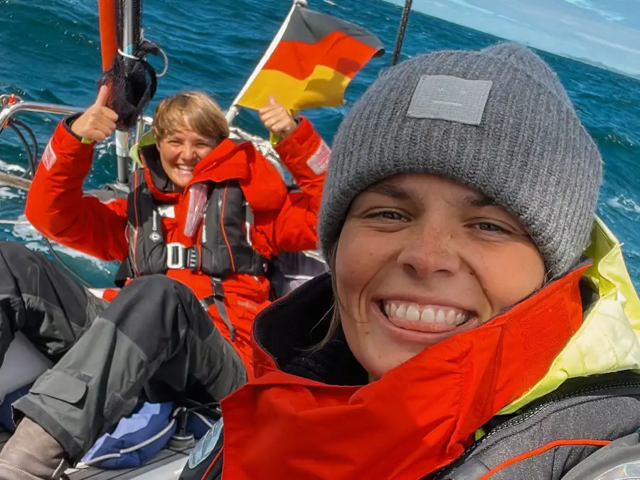 Segelabenteuer in Oldenburg: Anna Lange und Malin Knodel zwischen Boot ...