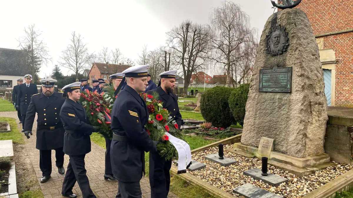 Kranzniederlegung in Brake: Ehrung für Admiral Brommy mit ...