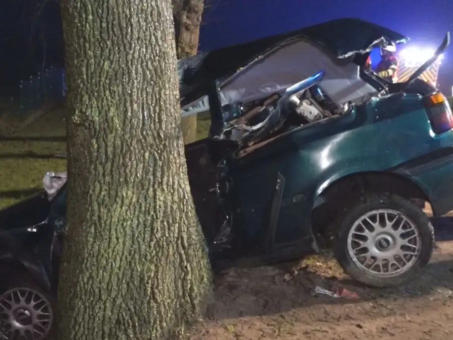 Unfall in Kampe: 20-Jährige prallt mit Auto auf Barßeler Straße gegen Baum