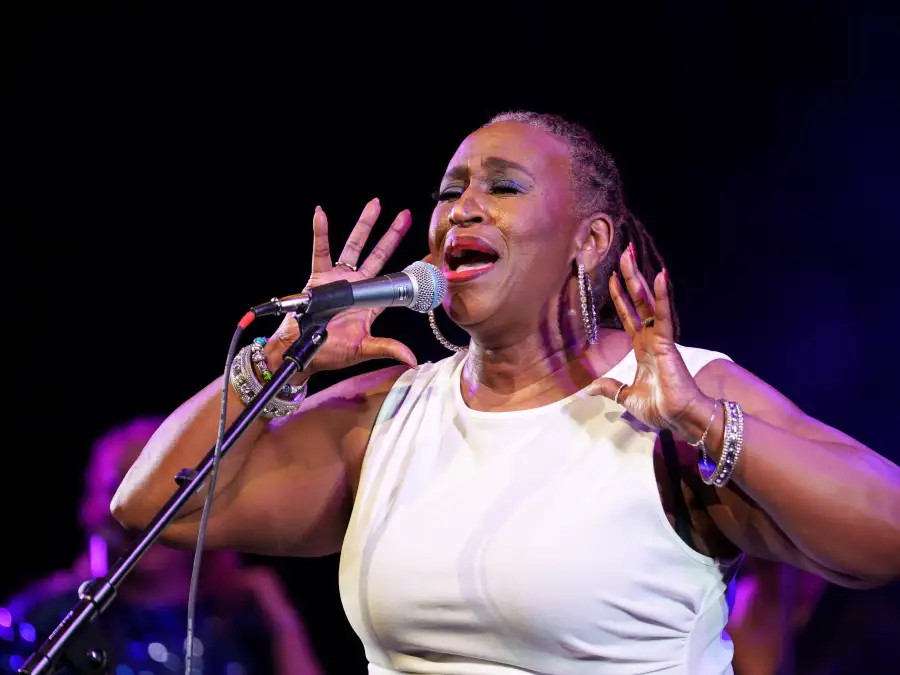 „Respect“! in Wilhelmshaven: Ingrid Arthur und Band zelebrieren Aretha ...